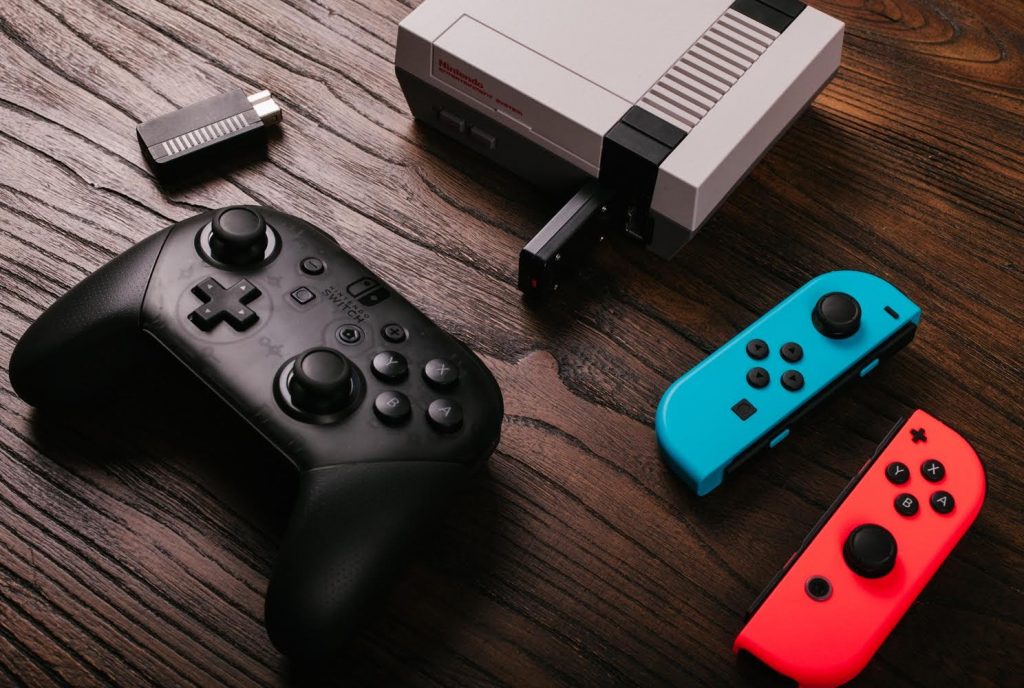 Nintendo Switch: Joy-Con und Pro-Controller am NES Classic Mini